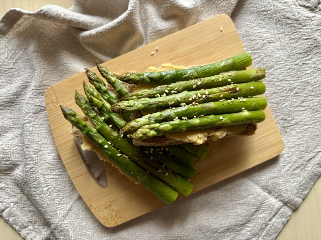 Pane con crema di legumi e asparagi | SGP
